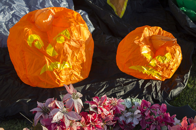 Improving compression with a preset DEFLATE dictionary